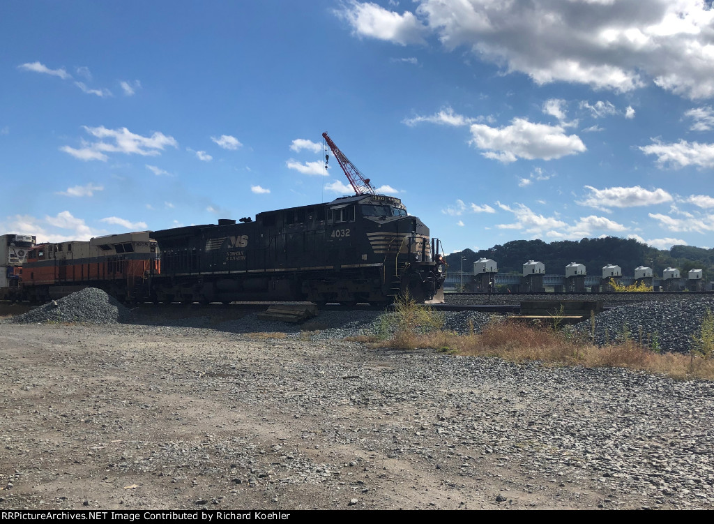 WB Intermodal Passing the Dam
